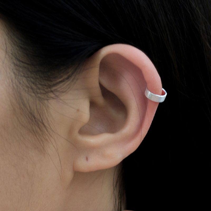 Tiny sheer earcuff | 27,000원 | 아몬즈 주얼리