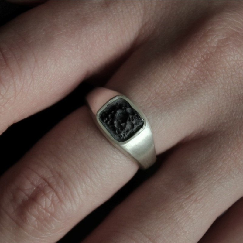 [감사절 40%] Basalt Square Signet Ring (현무암 사각 인장 반지) | 99,000원 | 아몬즈 주얼리