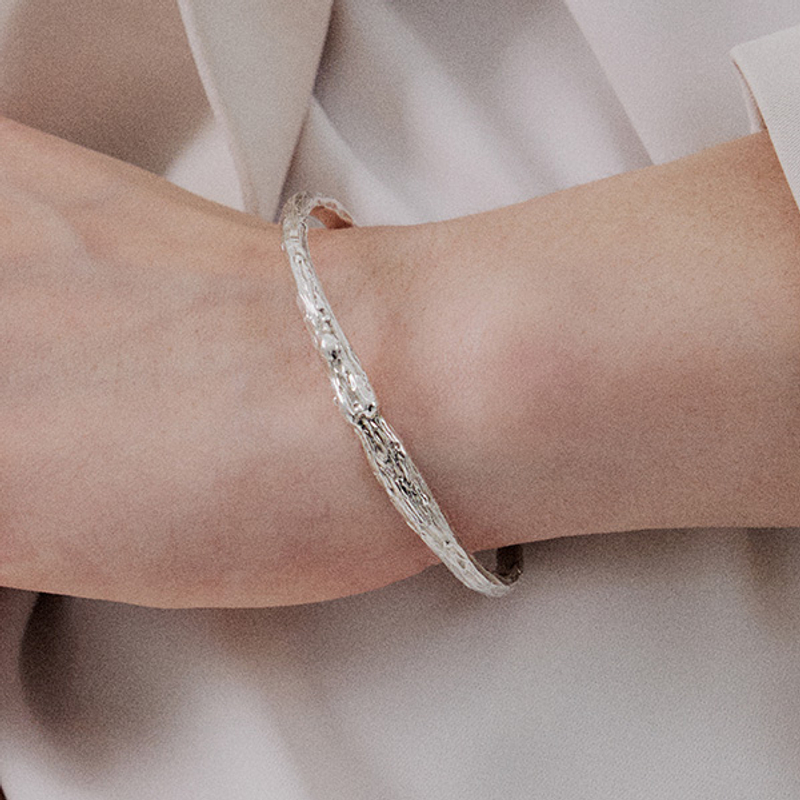 Flow Bangle | 150,000원 | 아몬즈 주얼리