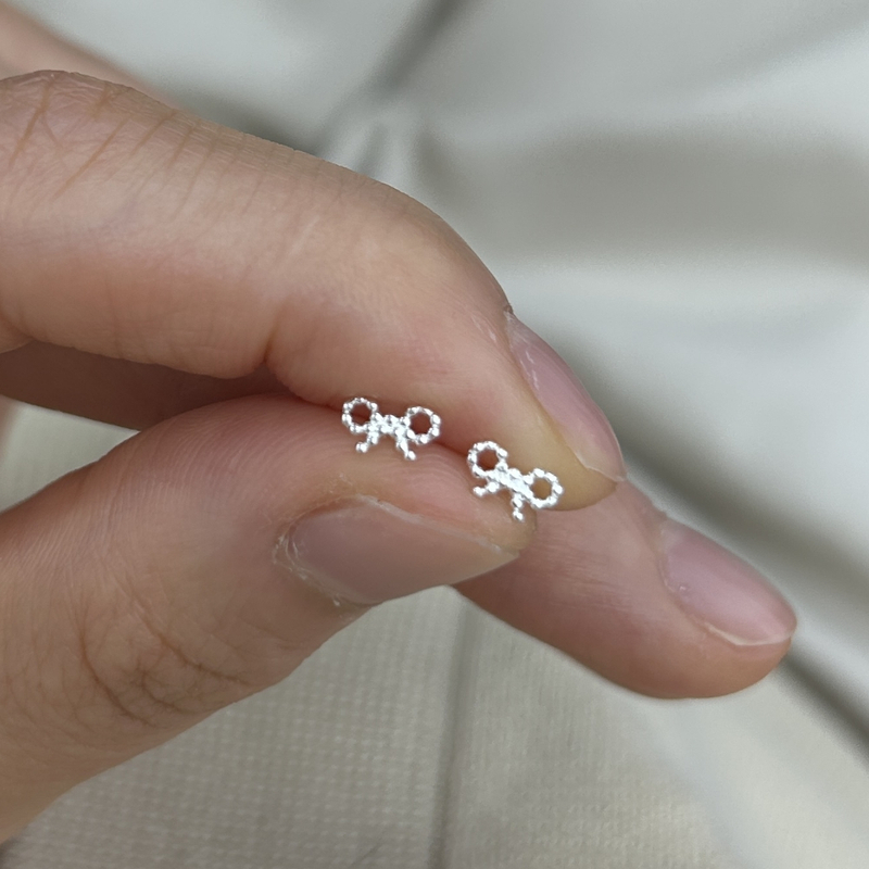 925 Dots minimal ribbon piercing (single) | 24,000원 | 아몬즈 주얼리